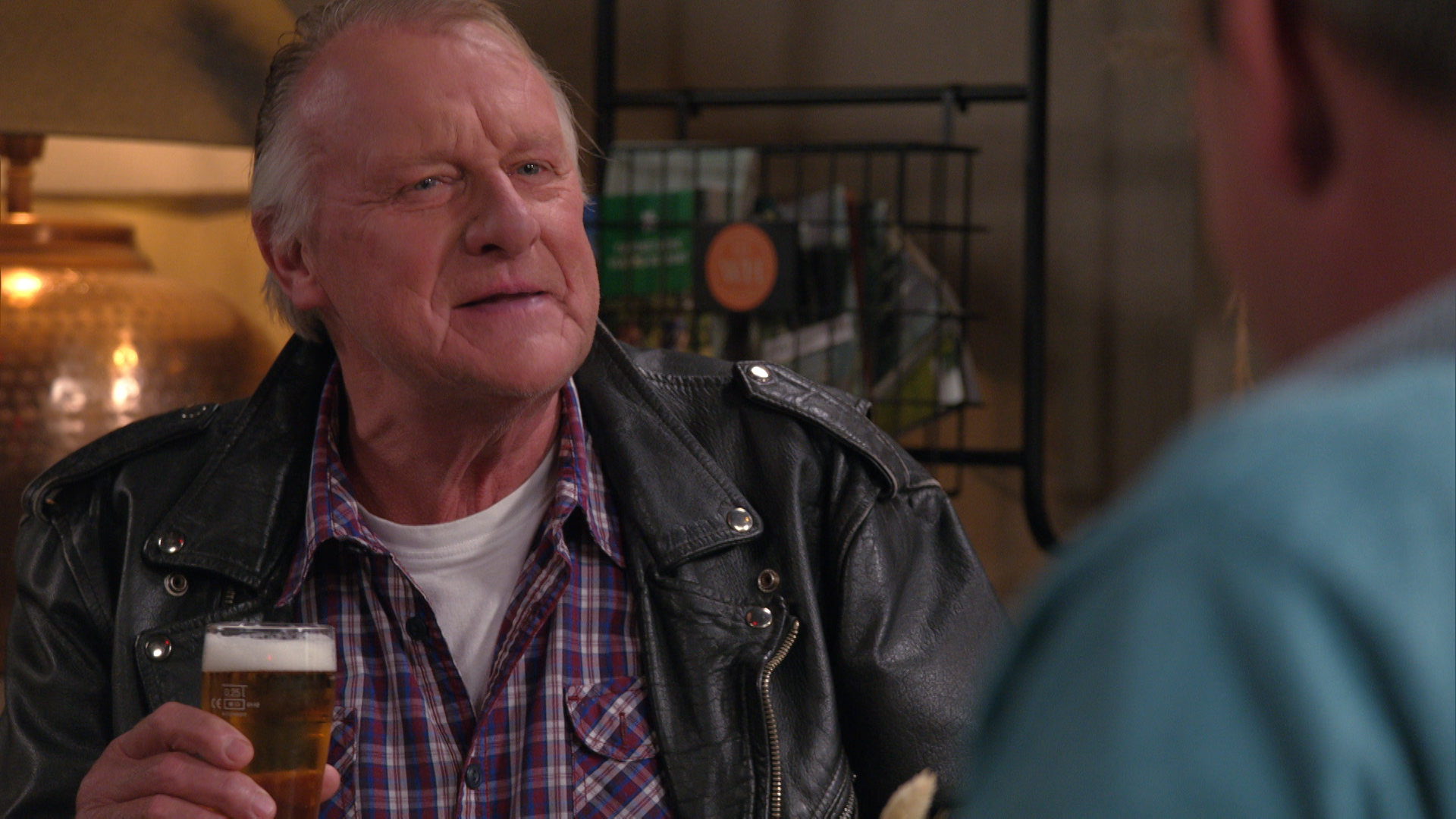 Thuis: wie steunt Frank in deze moeilijke tijden? - Entertainment Today