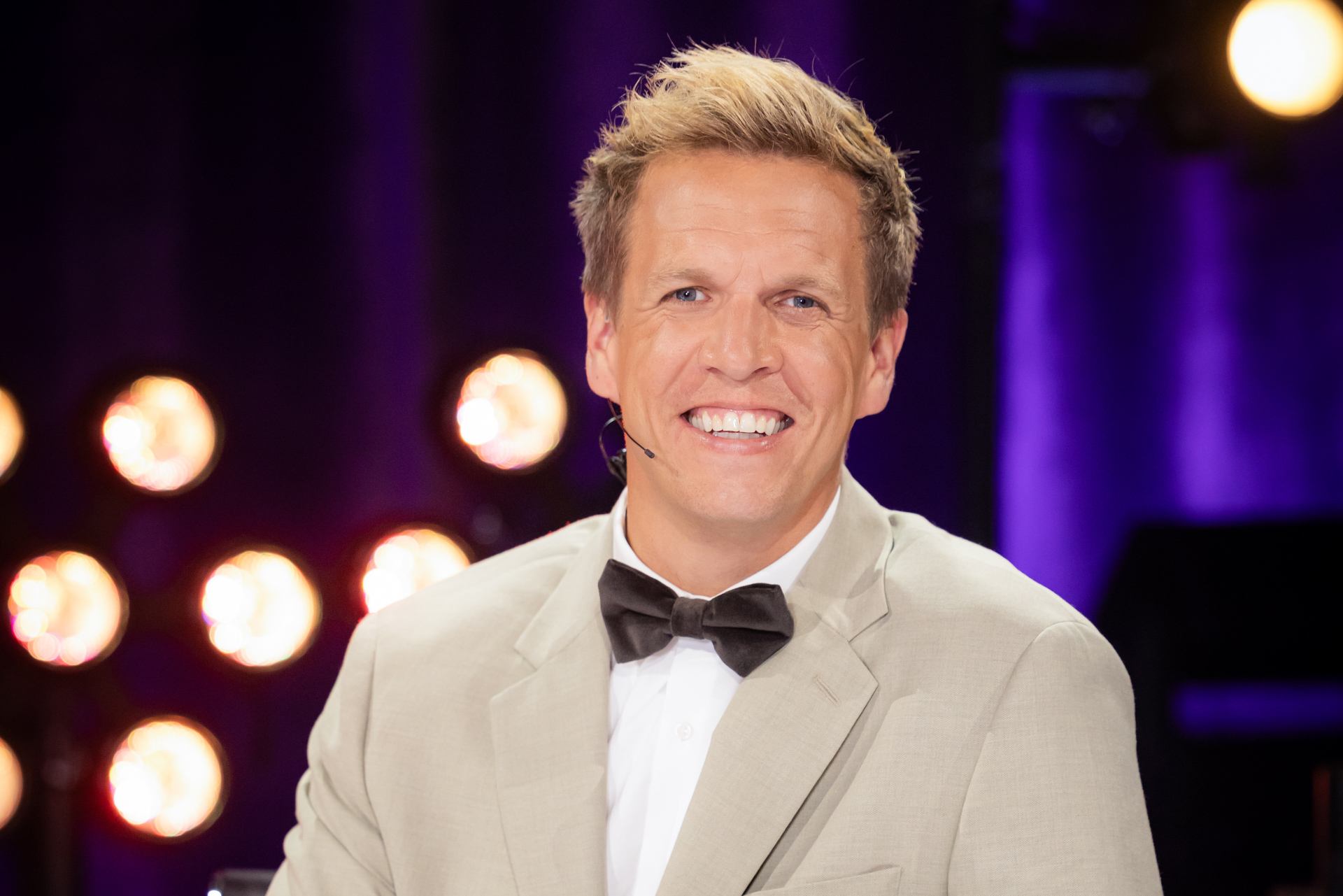 “Als híj in dat pak zit, word ik zot!”: James Cooke herkent zijn 'broer ...